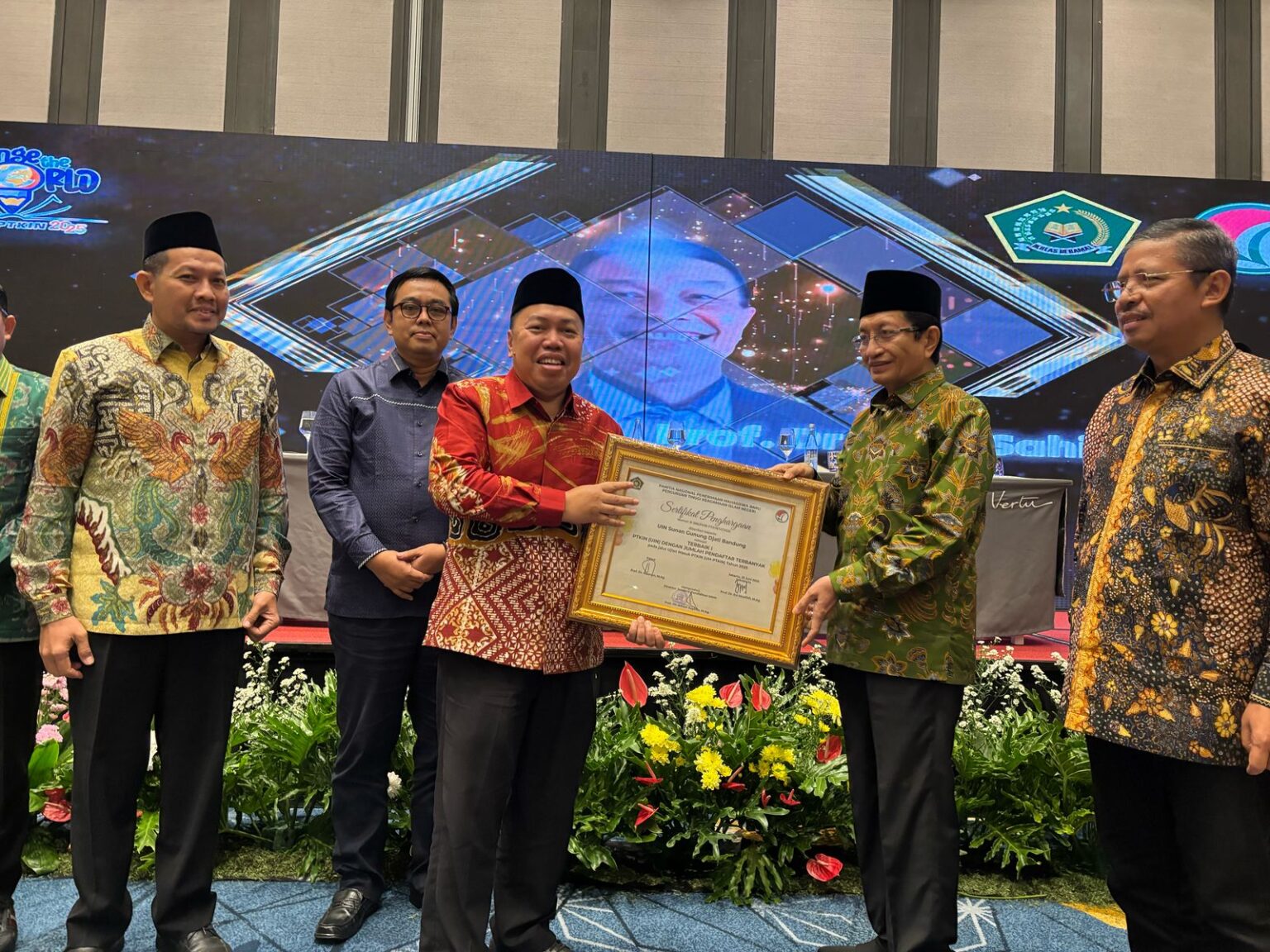 Pendaftar Terbanyak Jalur UM-PTKIN 2025, Rektor Terima Penghargaan dari ...