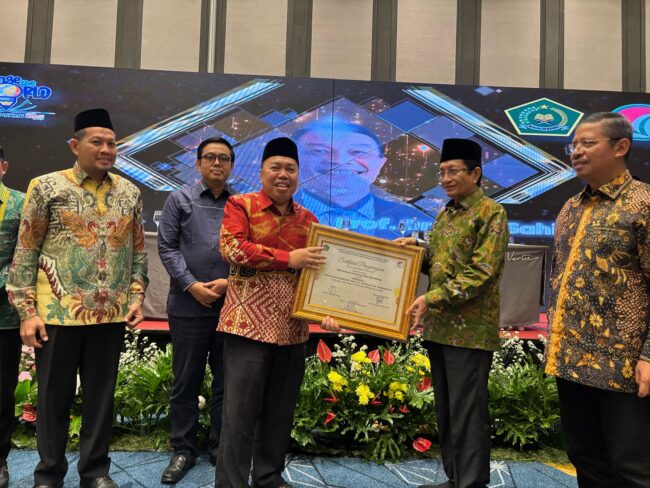 Pendaftar Terbanyak Jalur UM-PTKIN 2025, Rektor Terima Penghargaan dari ...